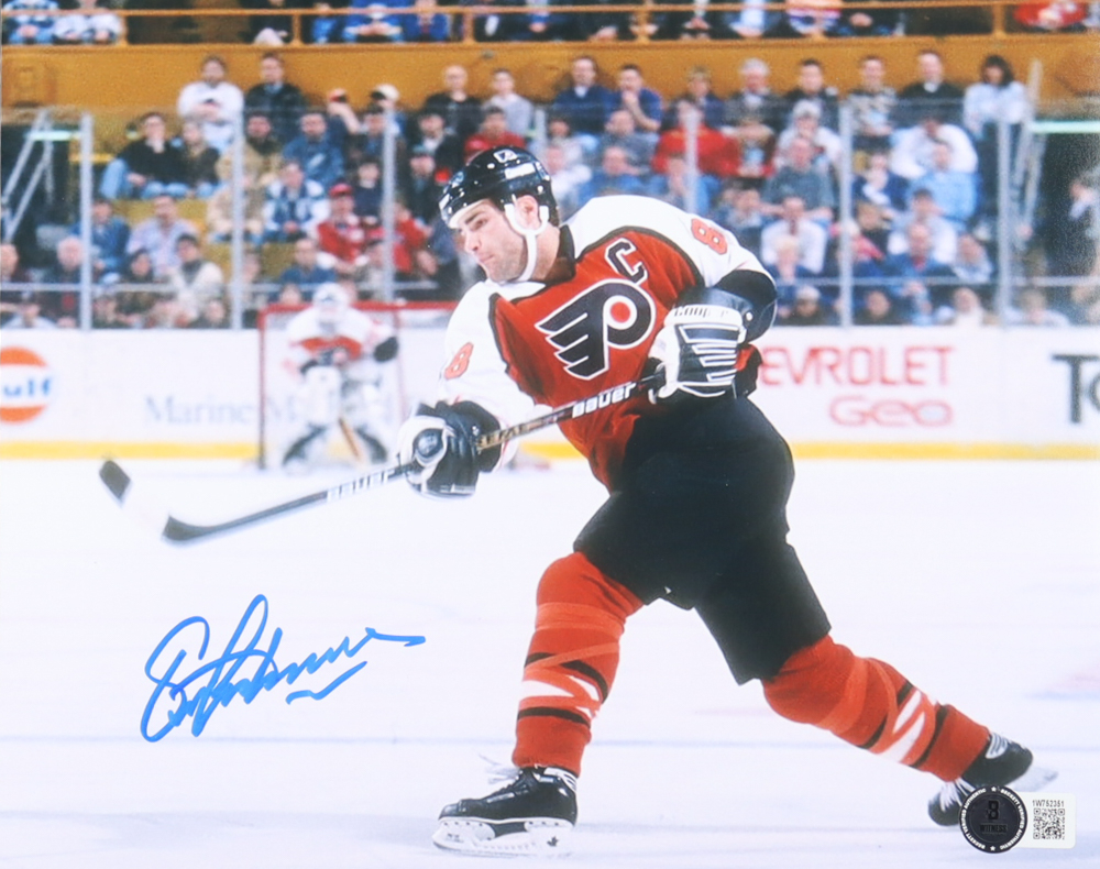 Eric Lindros Signed Flyers 8x10 Photo (Beckett) | Pristine Auction