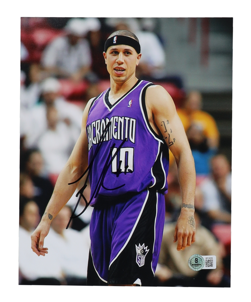 Mike Bibby Signed Kings 8x10 Photo (Beckett) | Pristine Auction