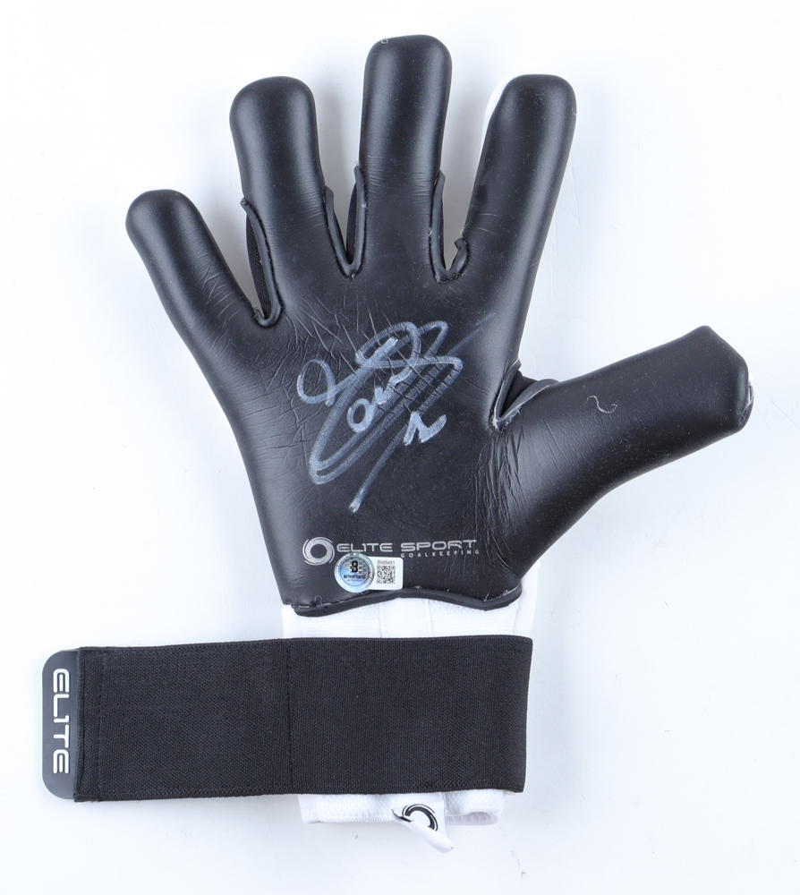Thibaut Courtois Signed Real Madrid Goalie Glove (Beckett) | Pristine ...