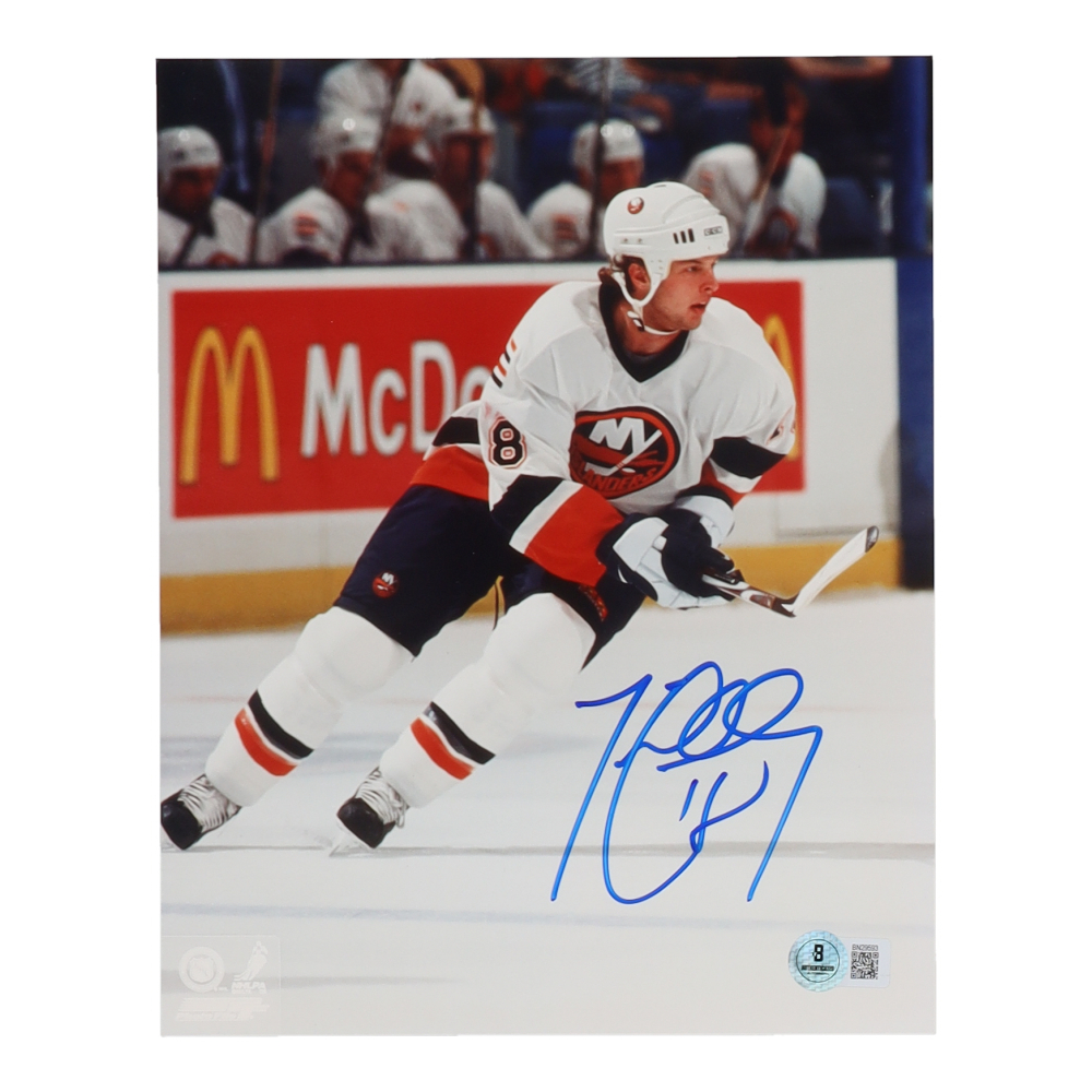 Tim Connolly Signed Islanders 8x10 Photo (Beckett) | Pristine Auction