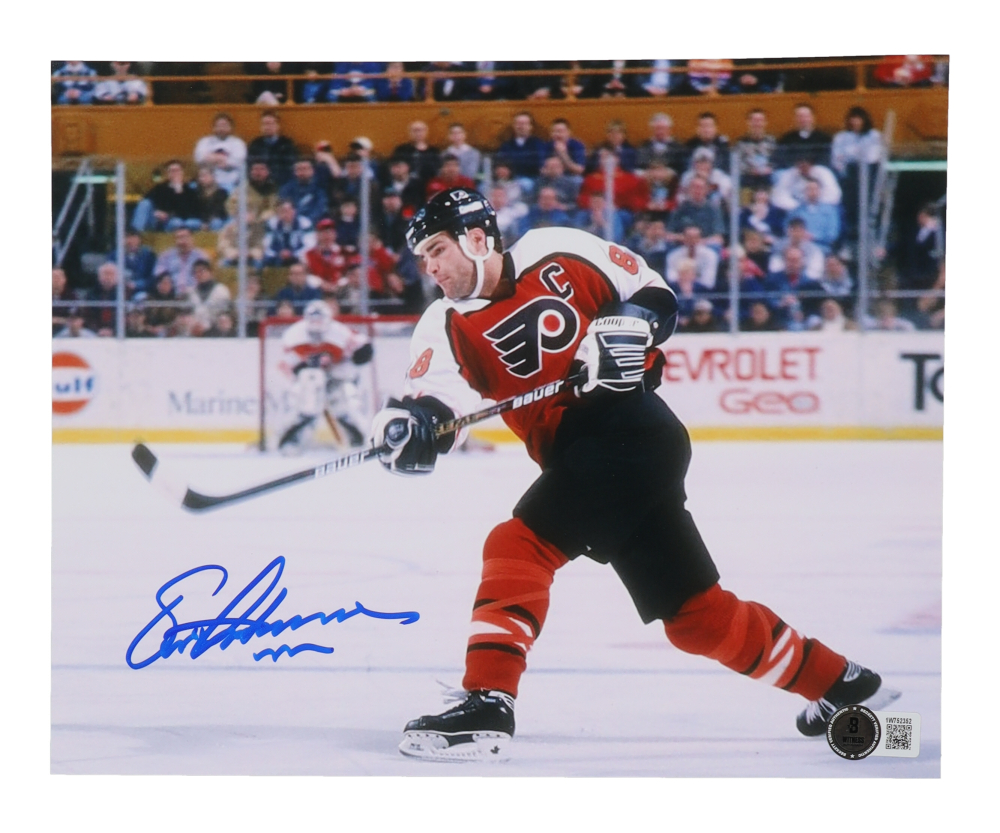 Eric Lindros Signed Flyers 8x10 Photo (Beckett) | Pristine Auction