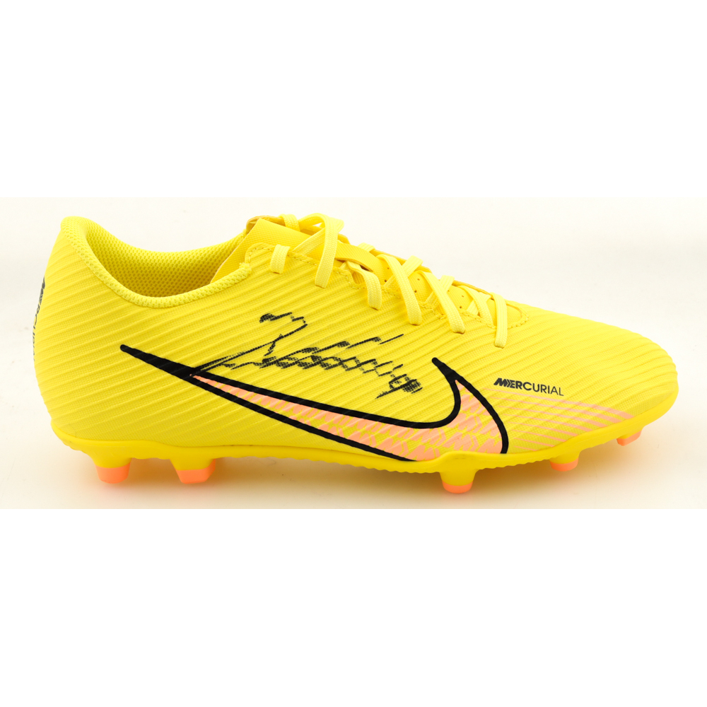 Robert Lewandowski Signed Nike Soccer Cleat (Beckett) | Pristine Auction