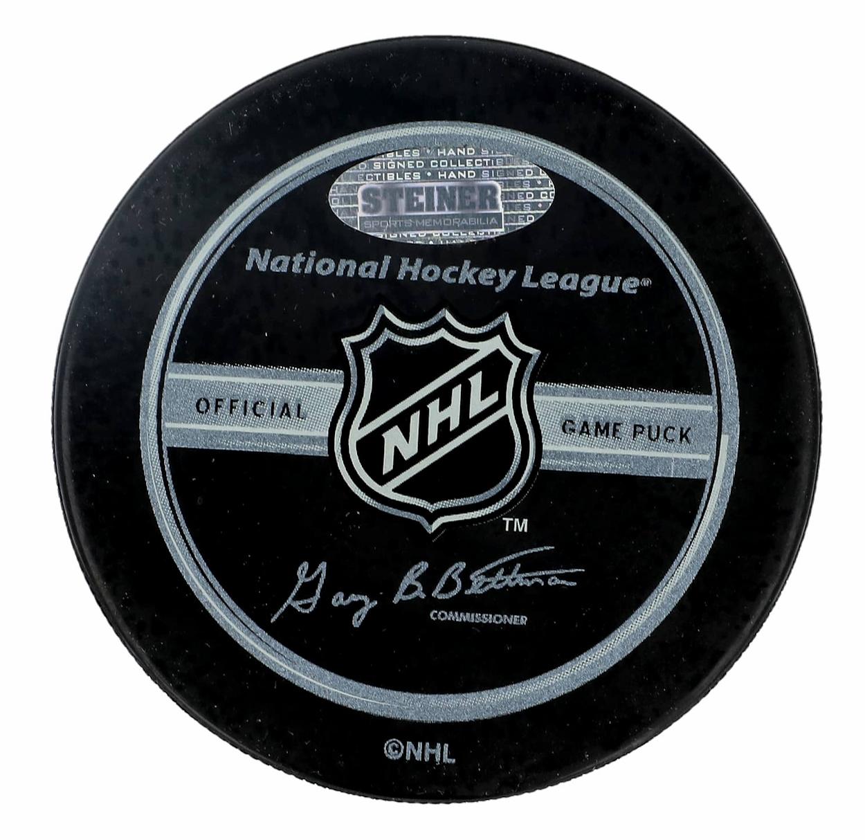Sean Avery Signed Rangers Logo Puck (Steiner) | Pristine Auction