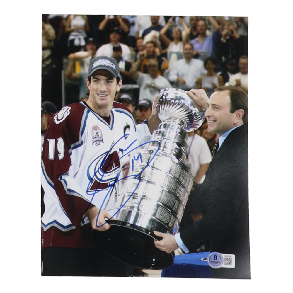 Joe Sakic Signed Avalanche 8x10 Photo (Beckett) | Pristine Auction
