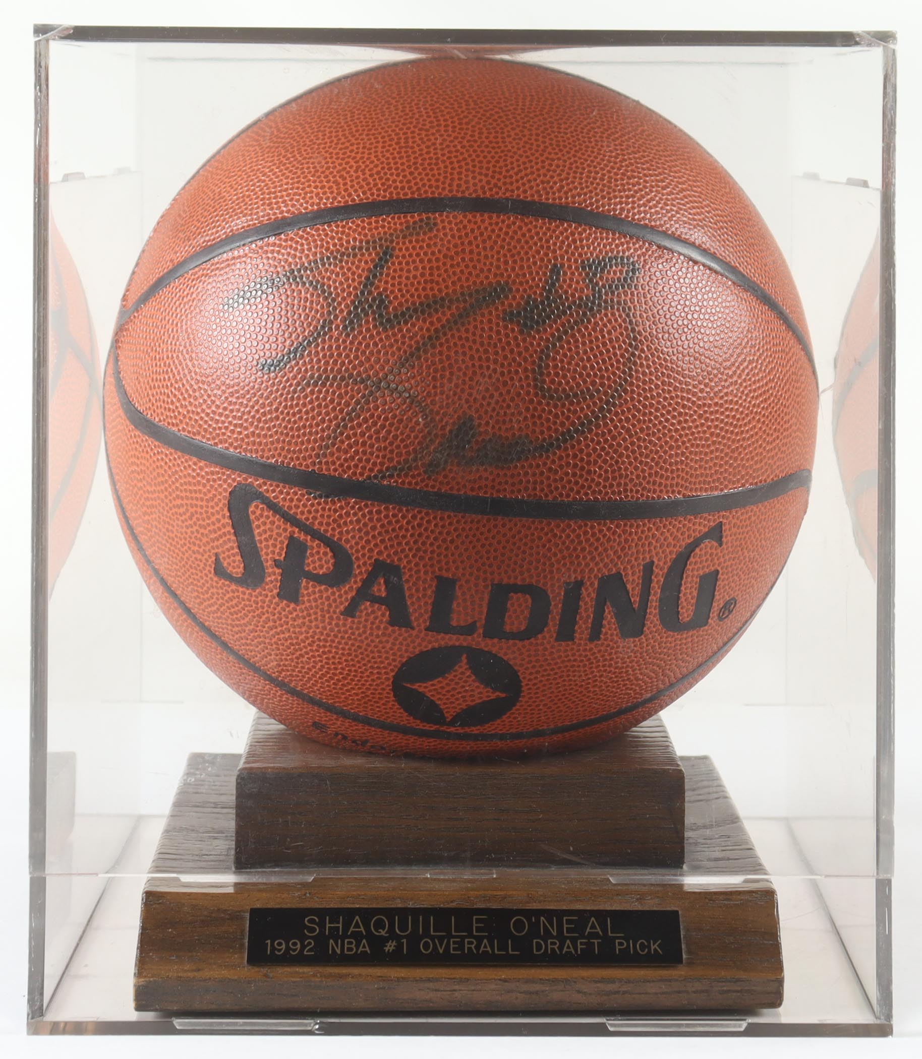 Shaquille O'Neal Signed NBA Basketball with Display Case (Beckett ...