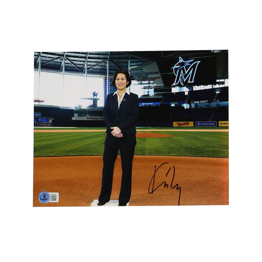 Kim Ng Signed Mariners 8x10 Photo (Beckett) | Pristine Auction