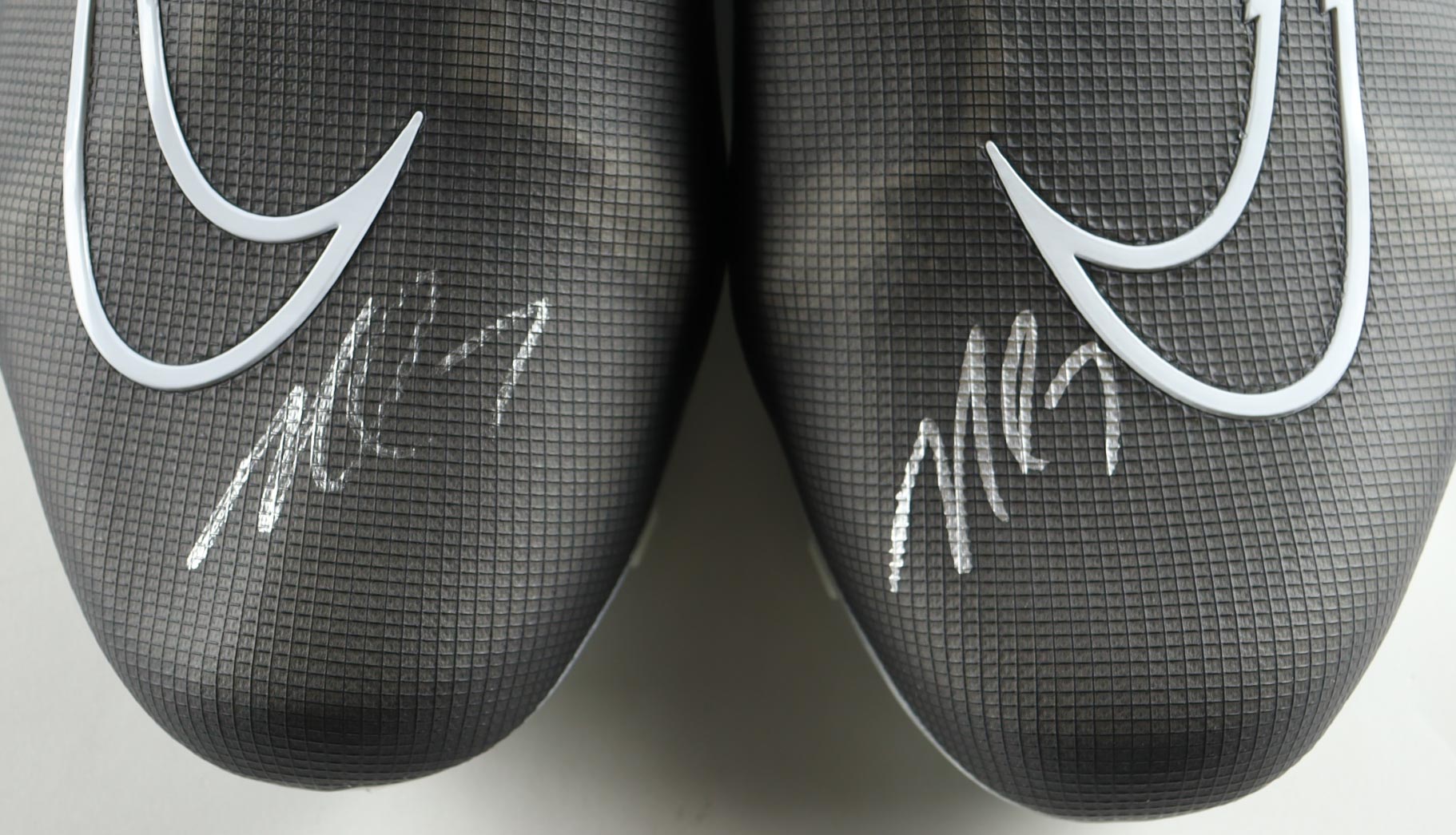 Michael Vick Signed Pair of Nike Football Cleats (JSA) | Pristine Auction