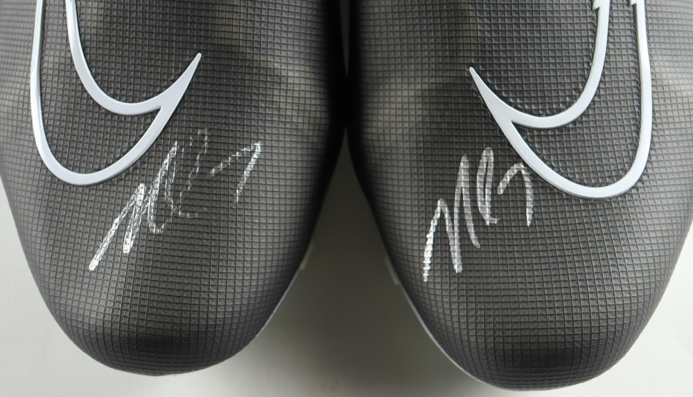 Michael Vick Signed Pair of Nike Football Cleats (JSA) | Pristine Auction
