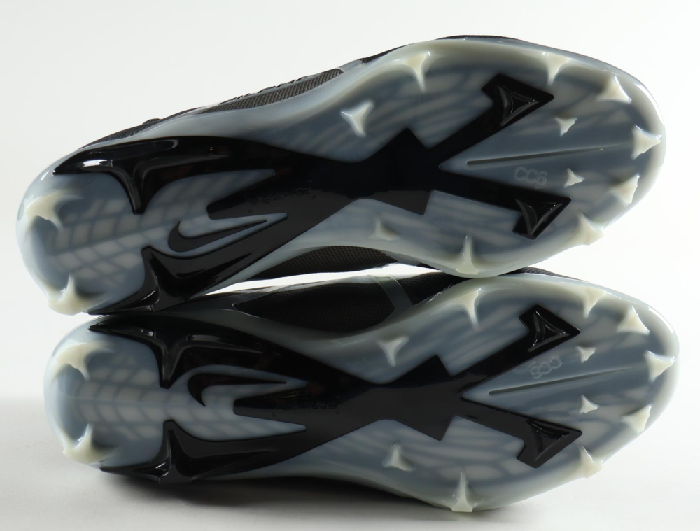 Michael Vick Signed Pair of Nike Football Cleats (JSA) | Pristine Auction