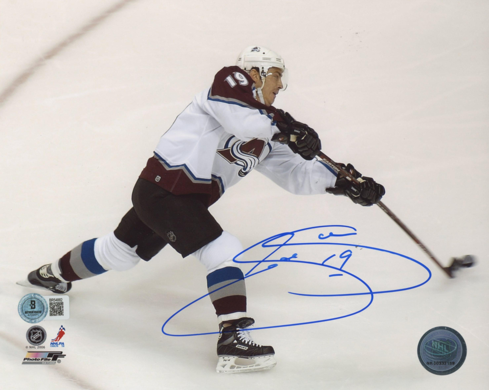 Joe Sakic Signed Avalanche 8x10 Photo (Beckett) | Pristine Auction