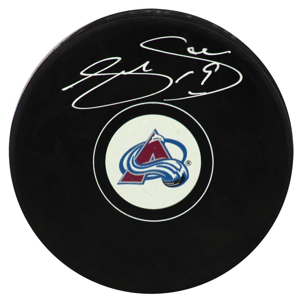 Joe Sakic Signed Avalanche Logo Hockey Puck (Schwartz) | Pristine Auction