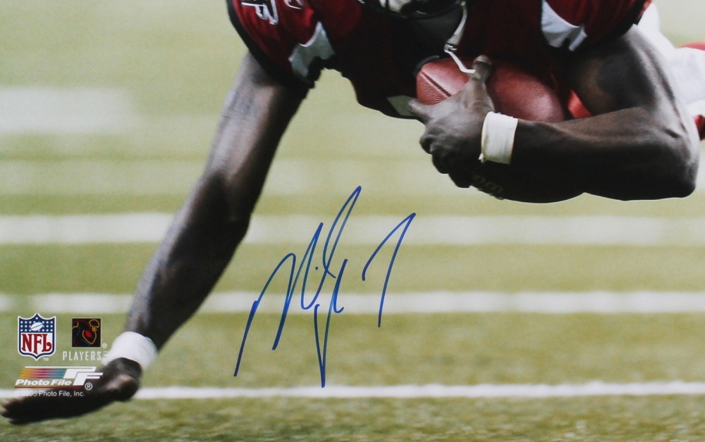 Michael Vick Signed Falcons 16x20 Photo (Vick) | Pristine Auction