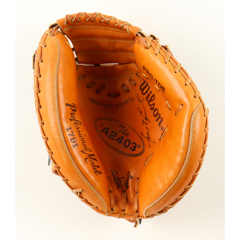 Ivan Rodriguez Signed Wilson Catchers Mitt (Beckett) | Pristine Auction