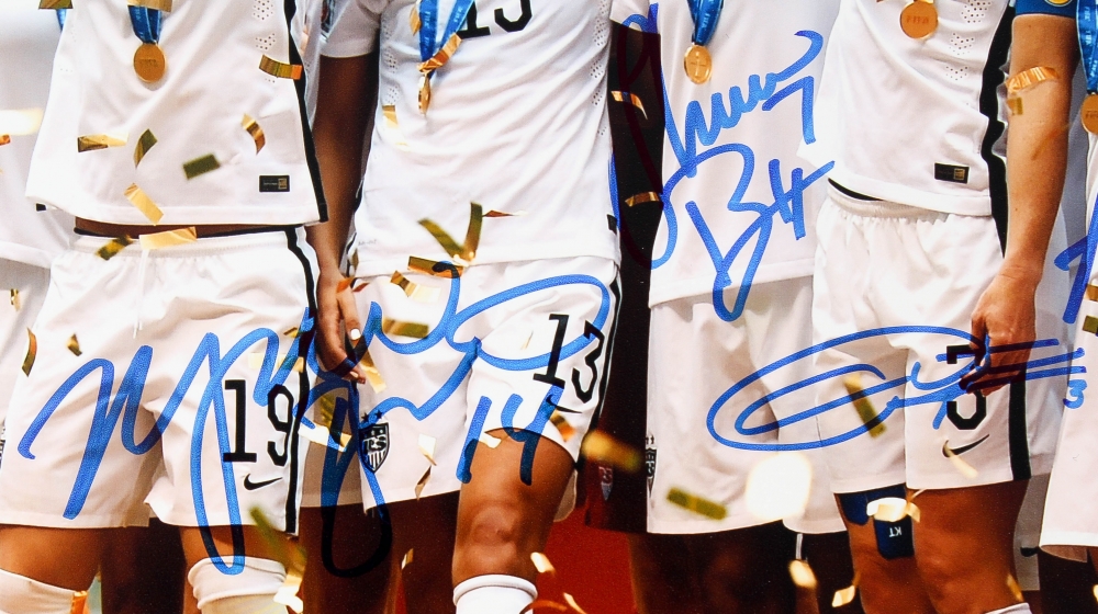 2015 World Cup Team USA Women's Soccer 16x20 Photo Team-Signed by (10 ...