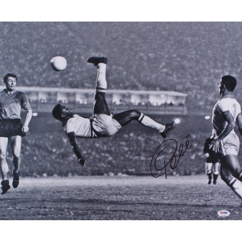 Pele Signed 16x20 Photo (PSA COA) | Pristine Auction