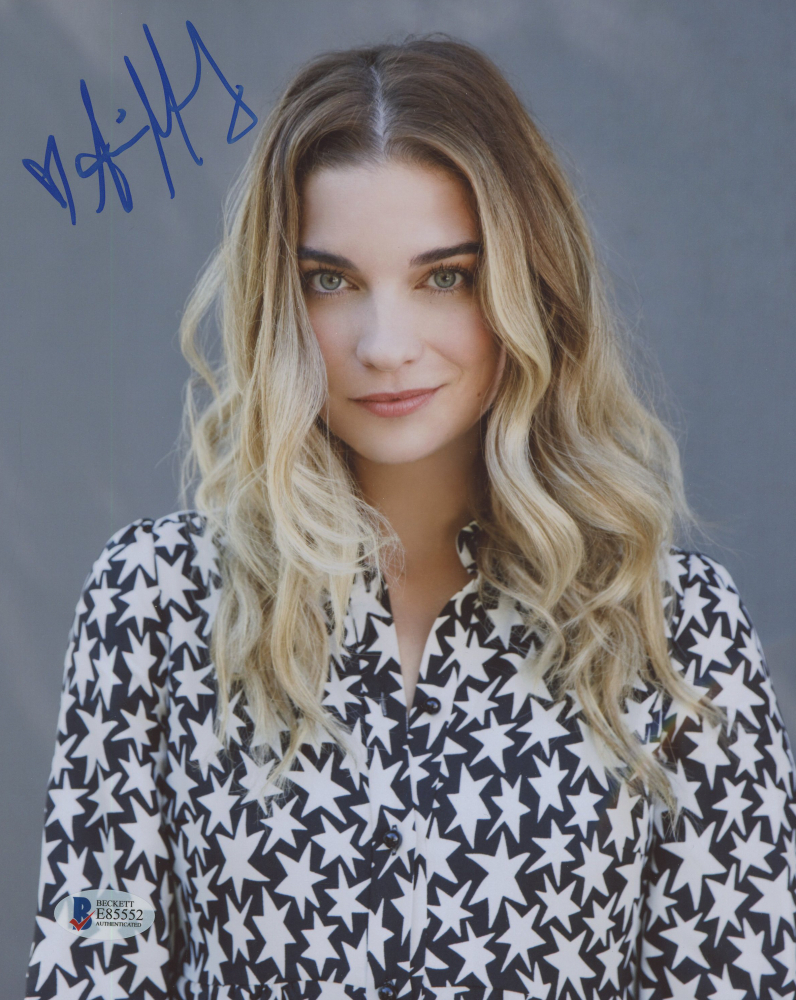 Annie Murphy Signed 8x10 Photo (Beckett COA) | Pristine Auction